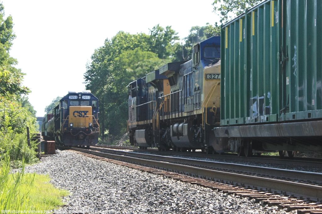 CSX train D777 meets Q703